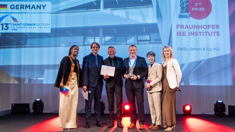 Okel gewinnt international