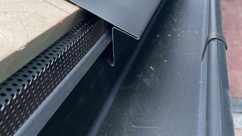 Dachdetail: Vorgehängte Dachrinne-Praxistipps für Dachdecker:innen!